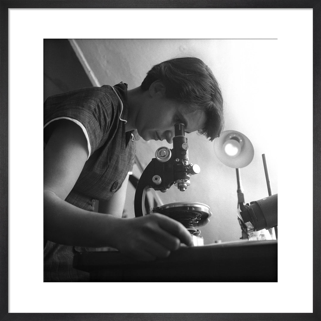 Rosalind Franklin at work in a laboratory 1954 – London Museum