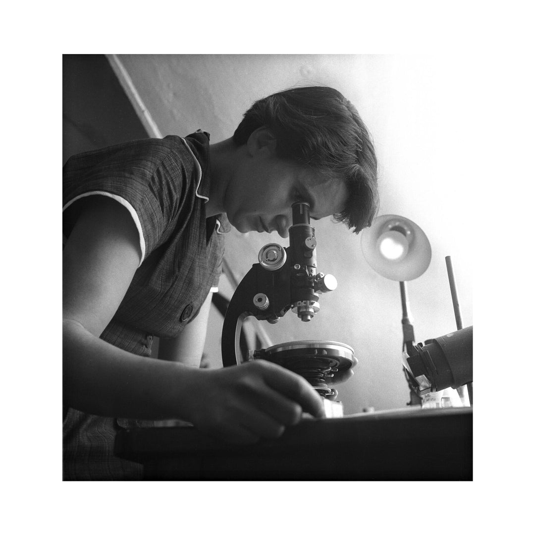 Rosalind Franklin at work in a laboratory 1954 – London Museum